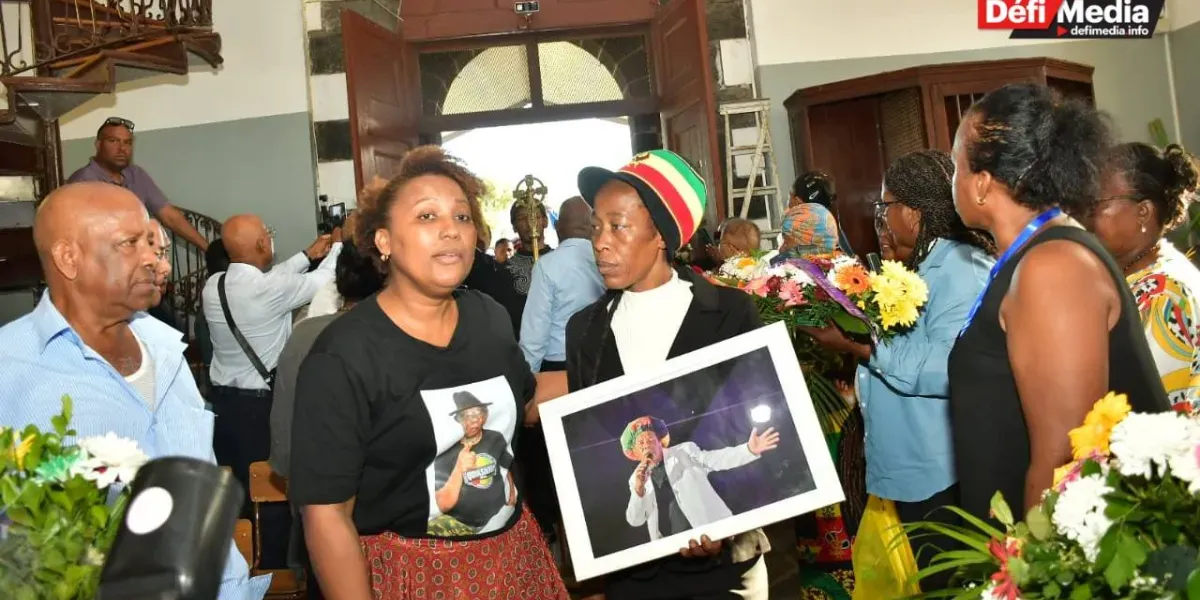 [En images] Ras Natty Baby accompagné vers sa dernière demeure | Le ...